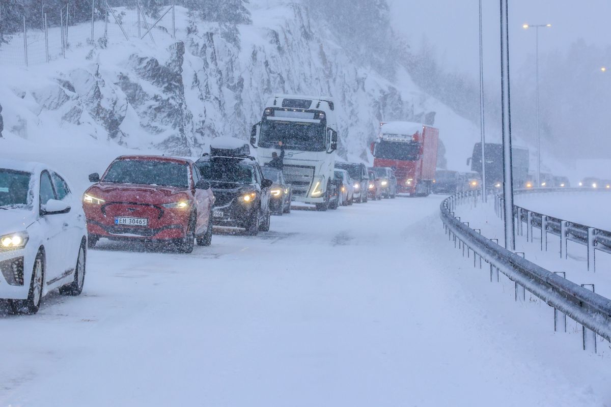 Politiet og Vegvesenet ber Agder-folk la bilen stå helt fram til ... Politiet og Vegvesenet ber Agder-folk la bilen stå helt fram til ...