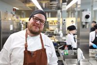 Kocken Michael Björklund undervisar elever vid Axxell i Karis. Han ...