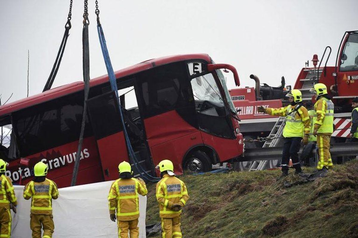 Fem personer dræbt og mange kvæstet i voldsom trafikulykke • Newsbreak.dk Fem personer dræbt og mange kvæstet i voldsom trafikulykke • Newsbreak.dk