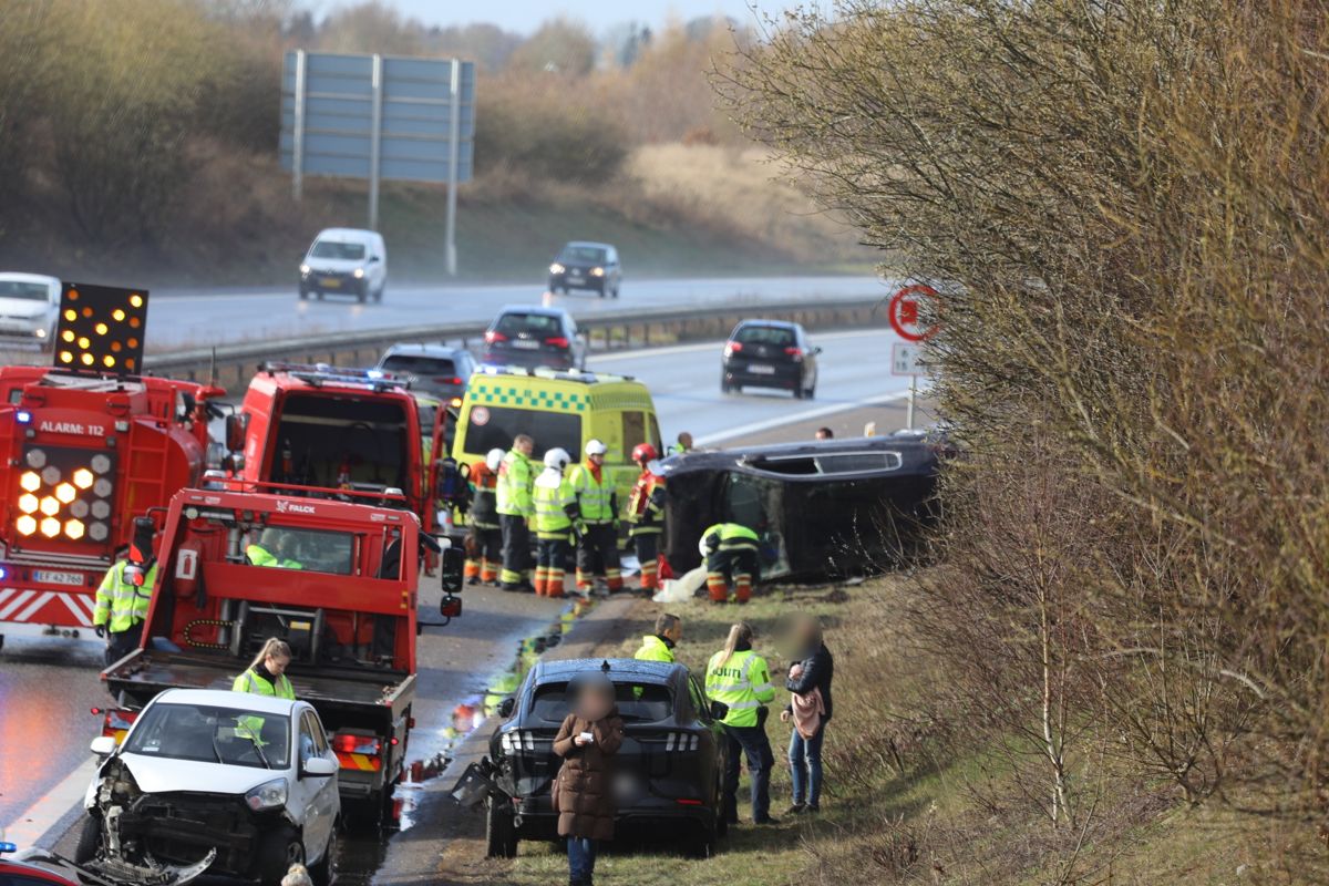 Voldsomt uheld på motorvej • Newsbreak.dk Voldsomt uheld på motorvej • Newsbreak.dk