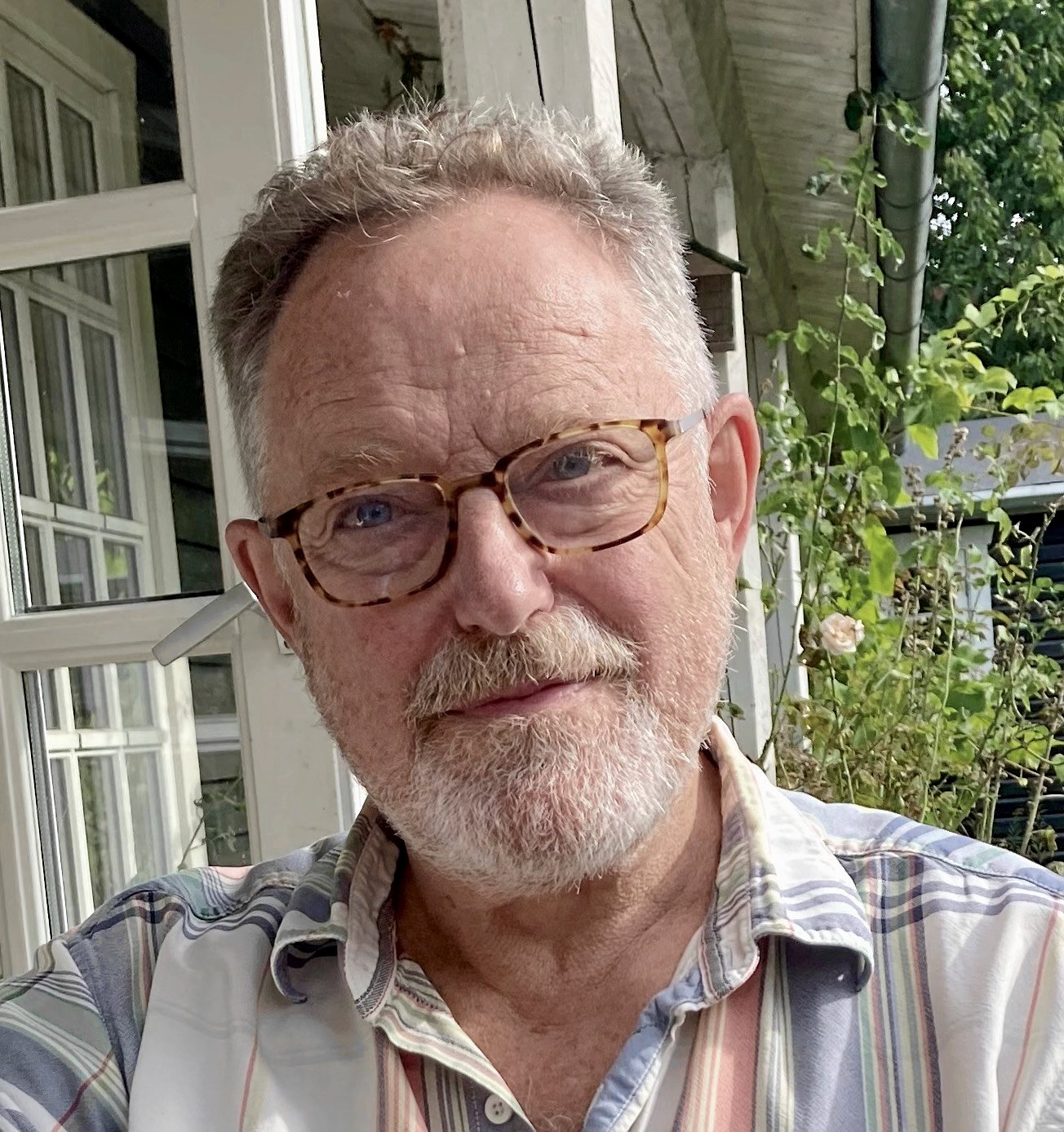 Søn måtte smide farens gardiner og skabe ud: – Det er helt ude af trit ...