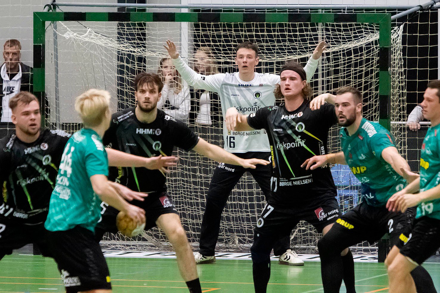 De er bisser på banen – men udenfor laver de noget andet end man tror ...