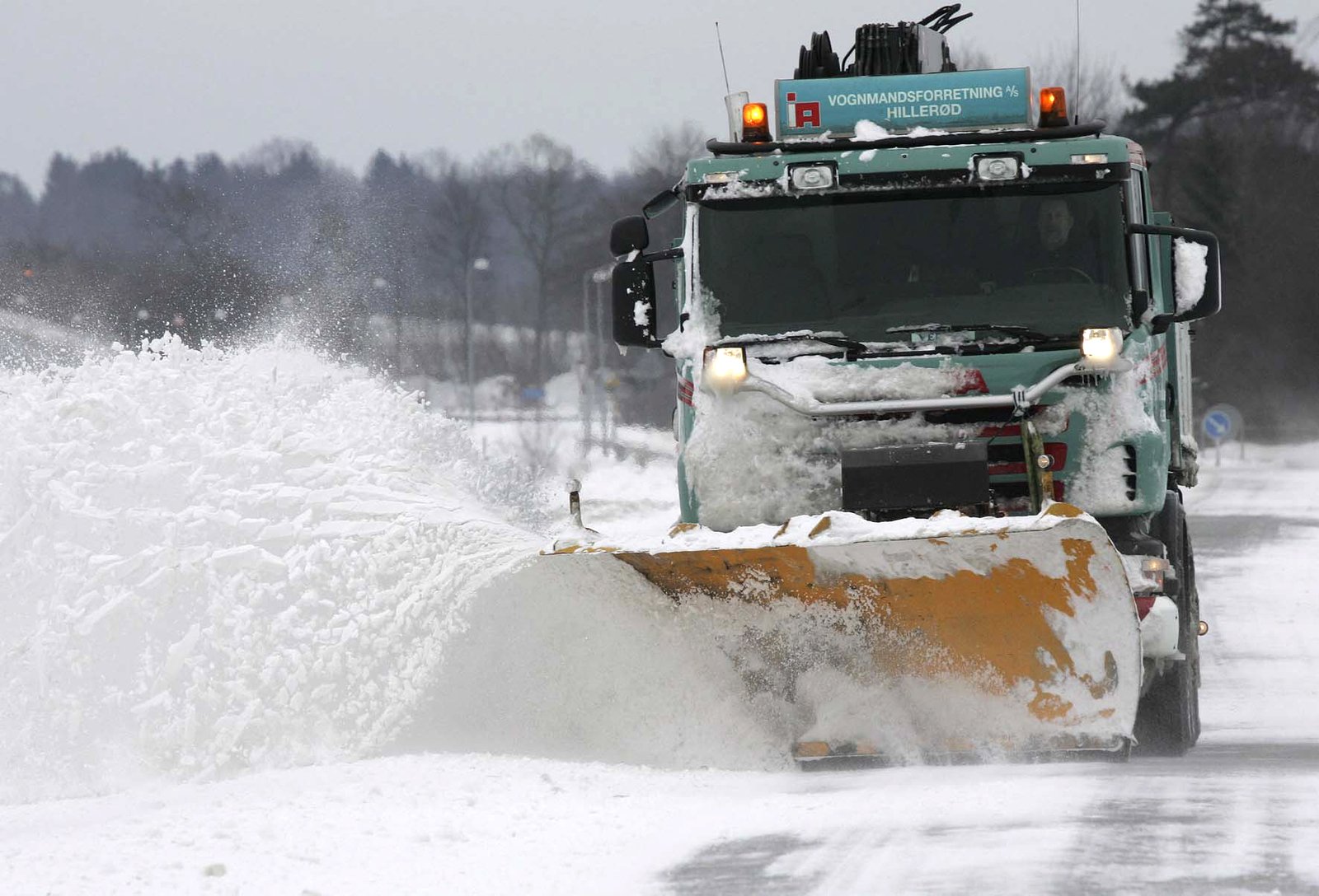Undrer du dig også? Derfor kører sneplovene ikke altid med ploven i ...