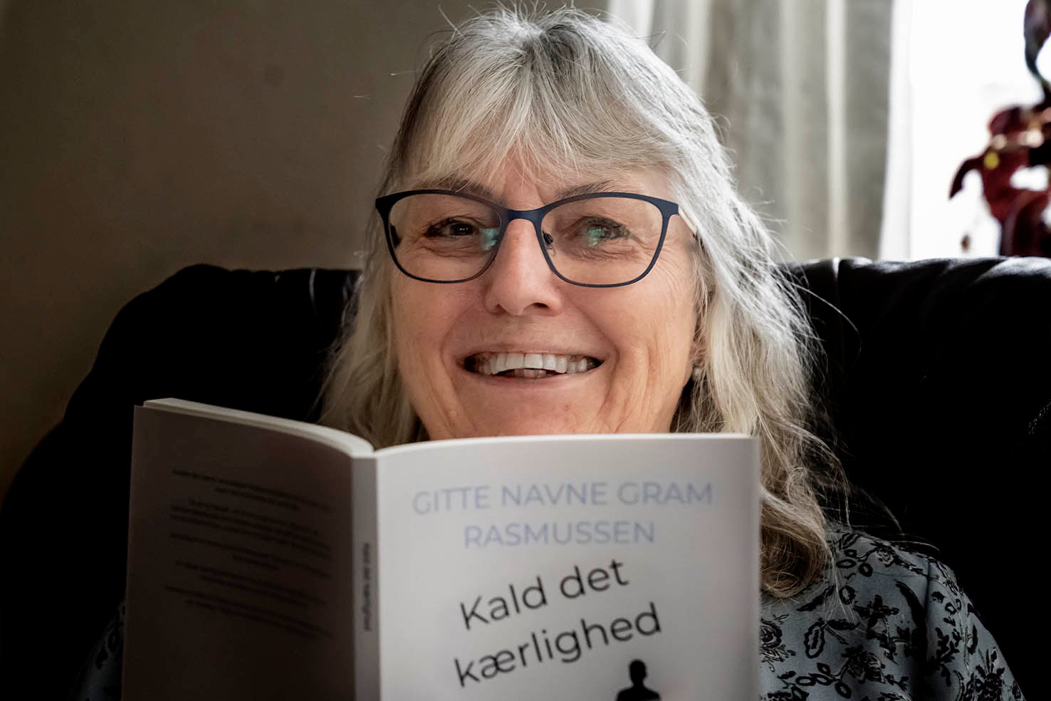 61-årige Gitte springer ud som forfatter: – Jeg bliver nødt til at tro ...
