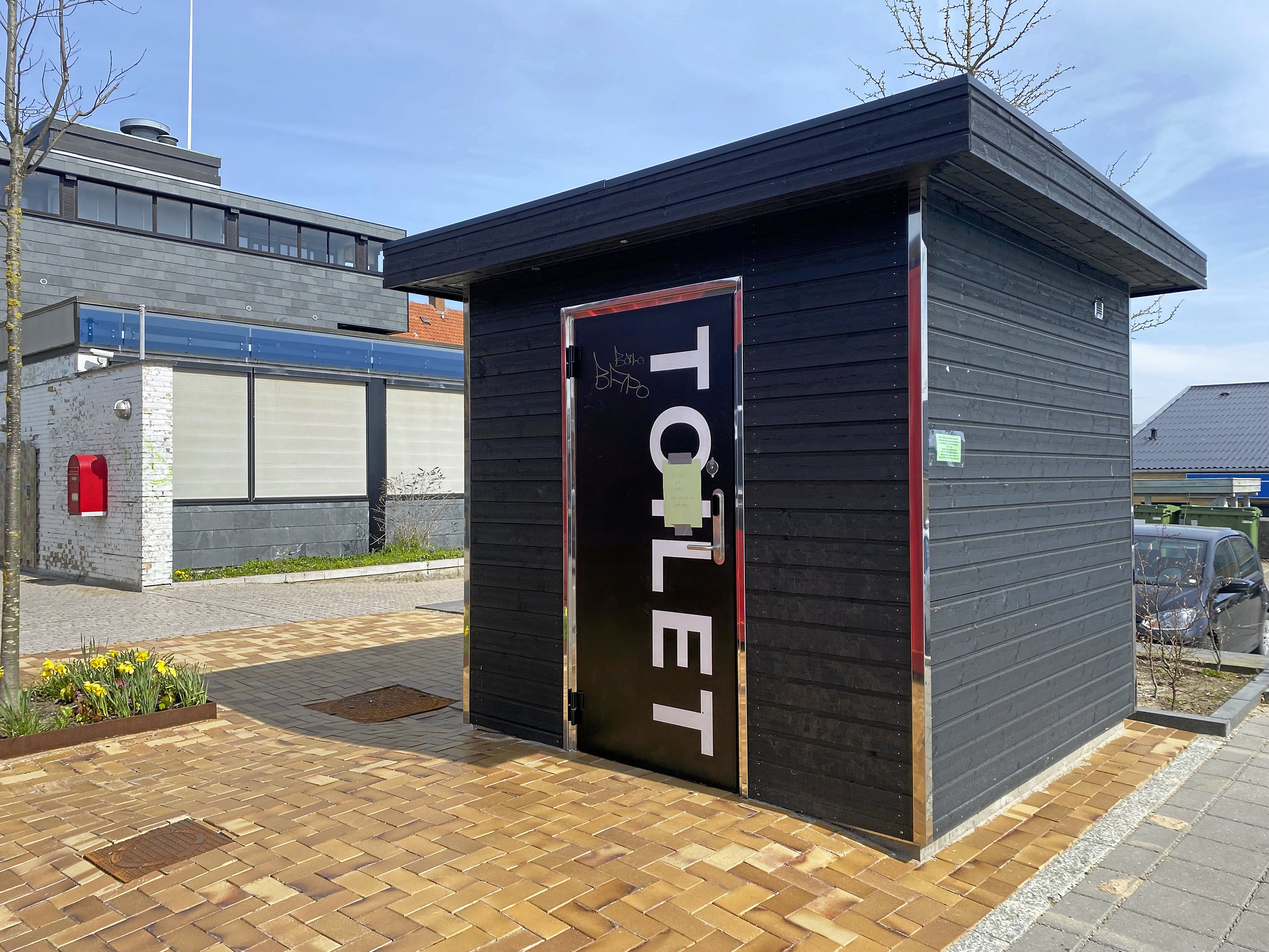 Telefonen frem, hvis du skal tisse: SMS-lås på offentligt toilet ...