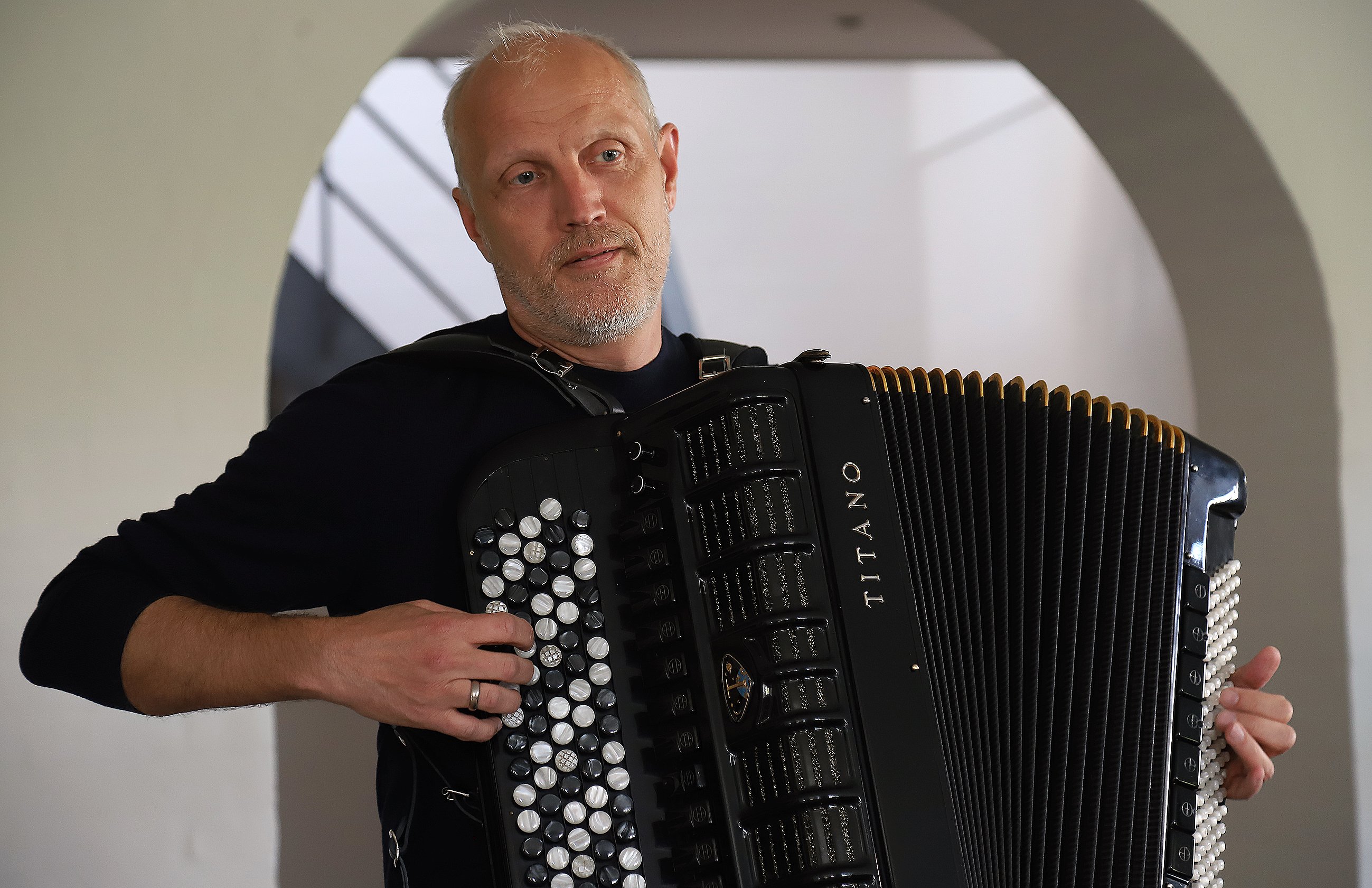 Hans harmonika får demente til at synge og danse – Sjællandske Nyheder