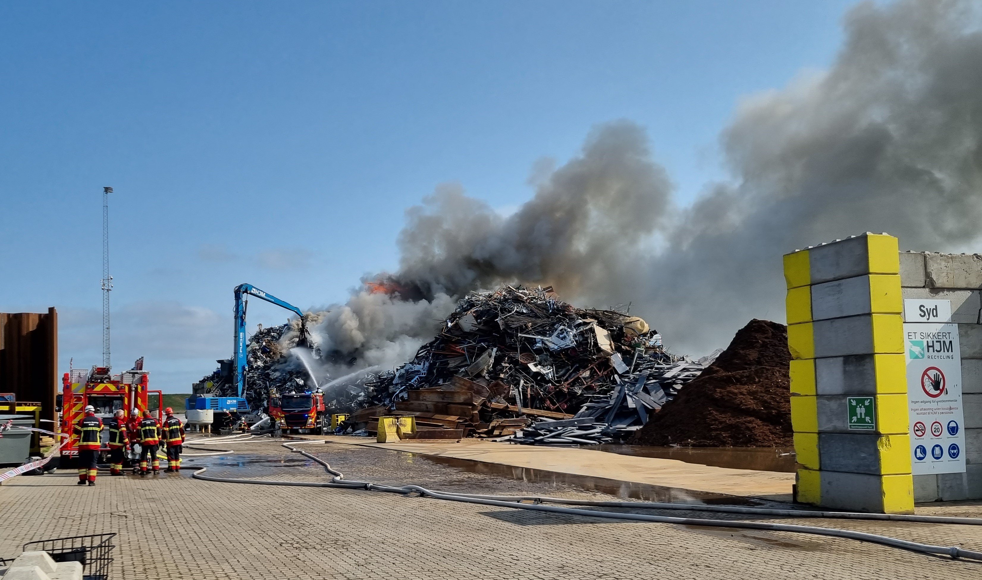 10 meter høj skrotbunke brød i brand – Sjællandske Nyheder