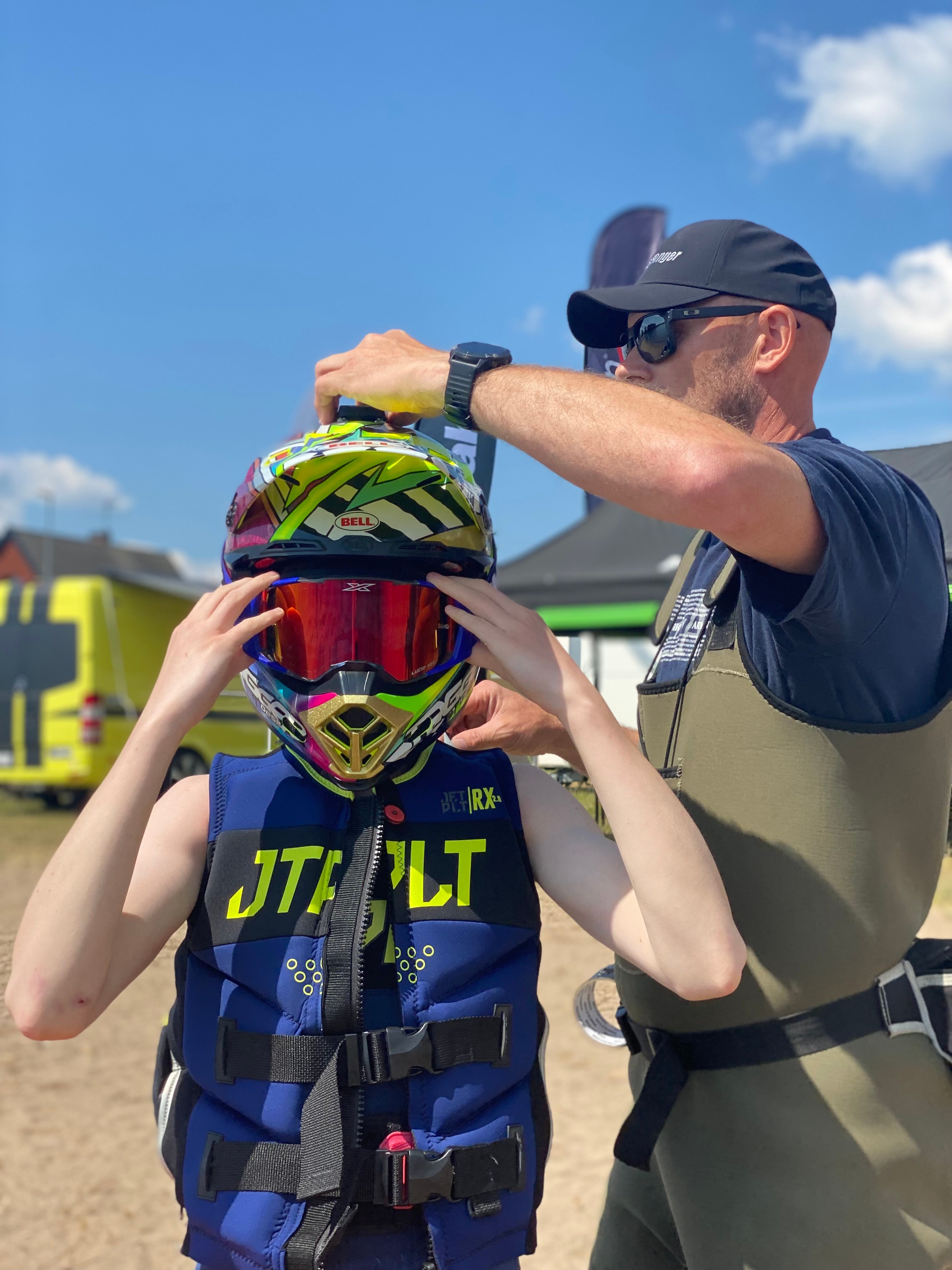 Far og søn kæmper sammen om at gøre Frederik til den bedste på jetski ...