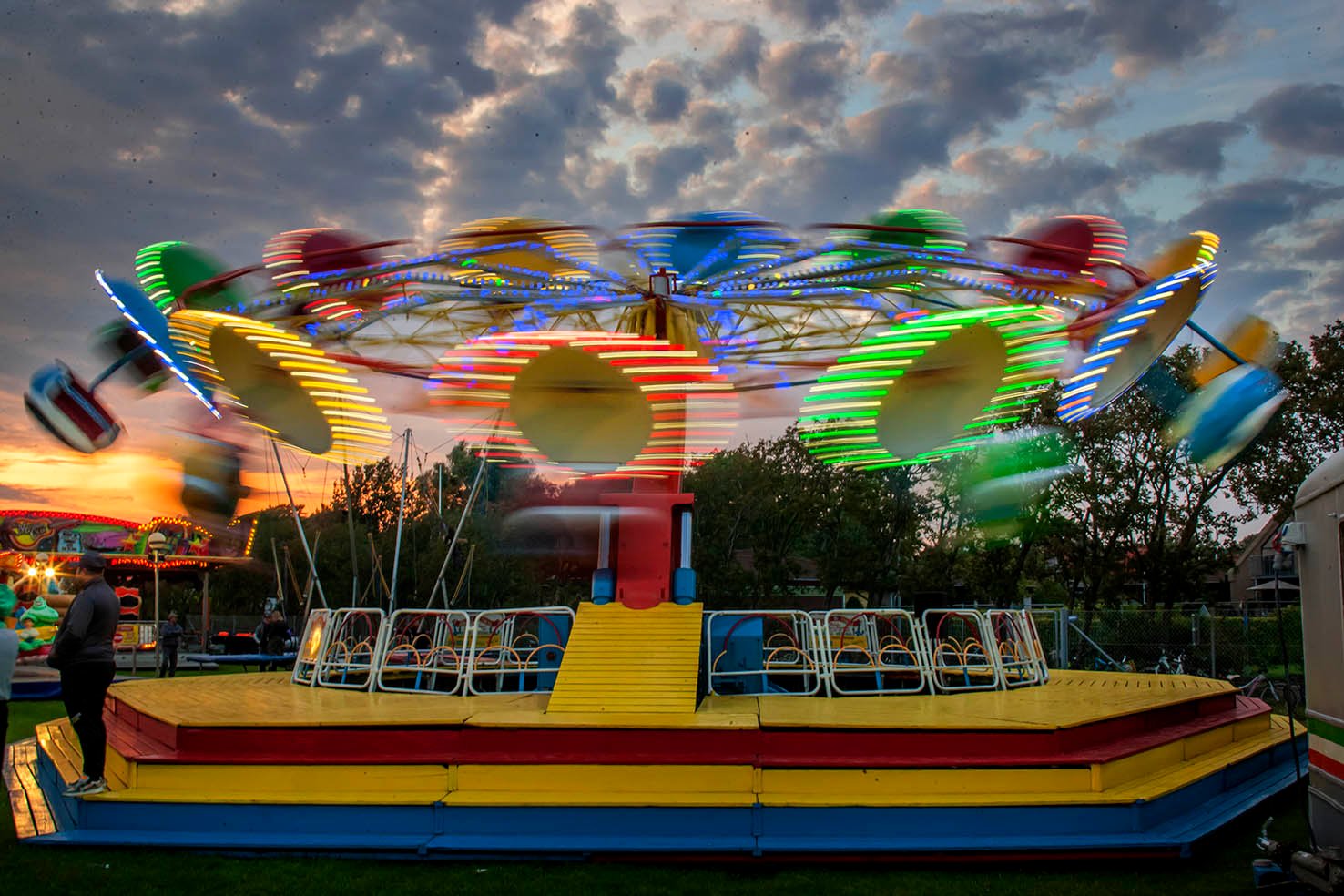 Gynger og karruseller – lige udenfor festival-pladsen – Sjællandske Nyheder