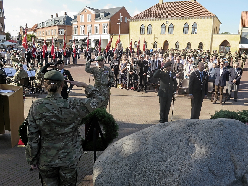 Udsendte hyldes på torvet til flagdag – Sjællandske Nyheder Udsendte hyldes på torvet til flagdag – Sjællandske Nyheder