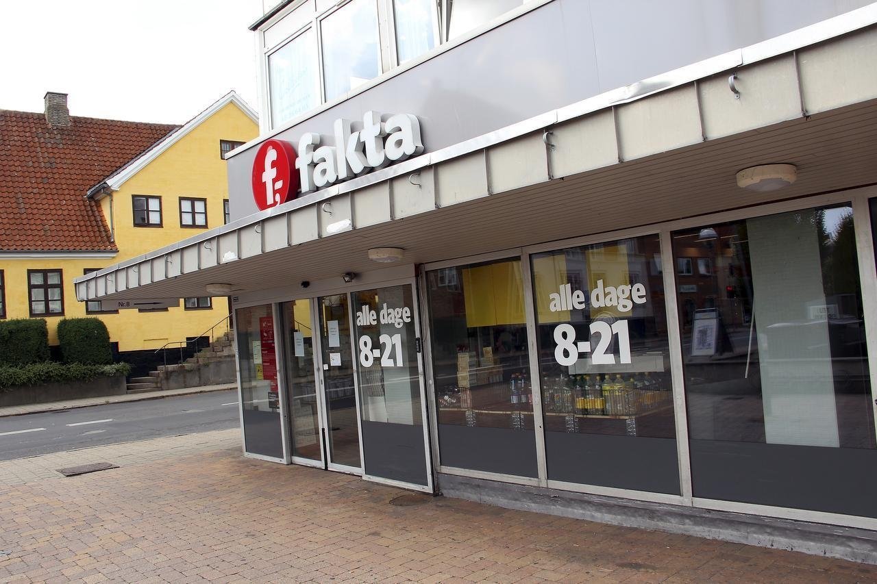 Mand amok i Fakta: Bed kunde og politibetjent og smed flaske efter ...