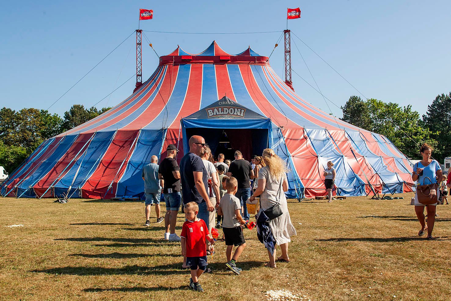 Cirkus kommer til byen med luftakrobatik og klovneri – Sjællandske Nyheder