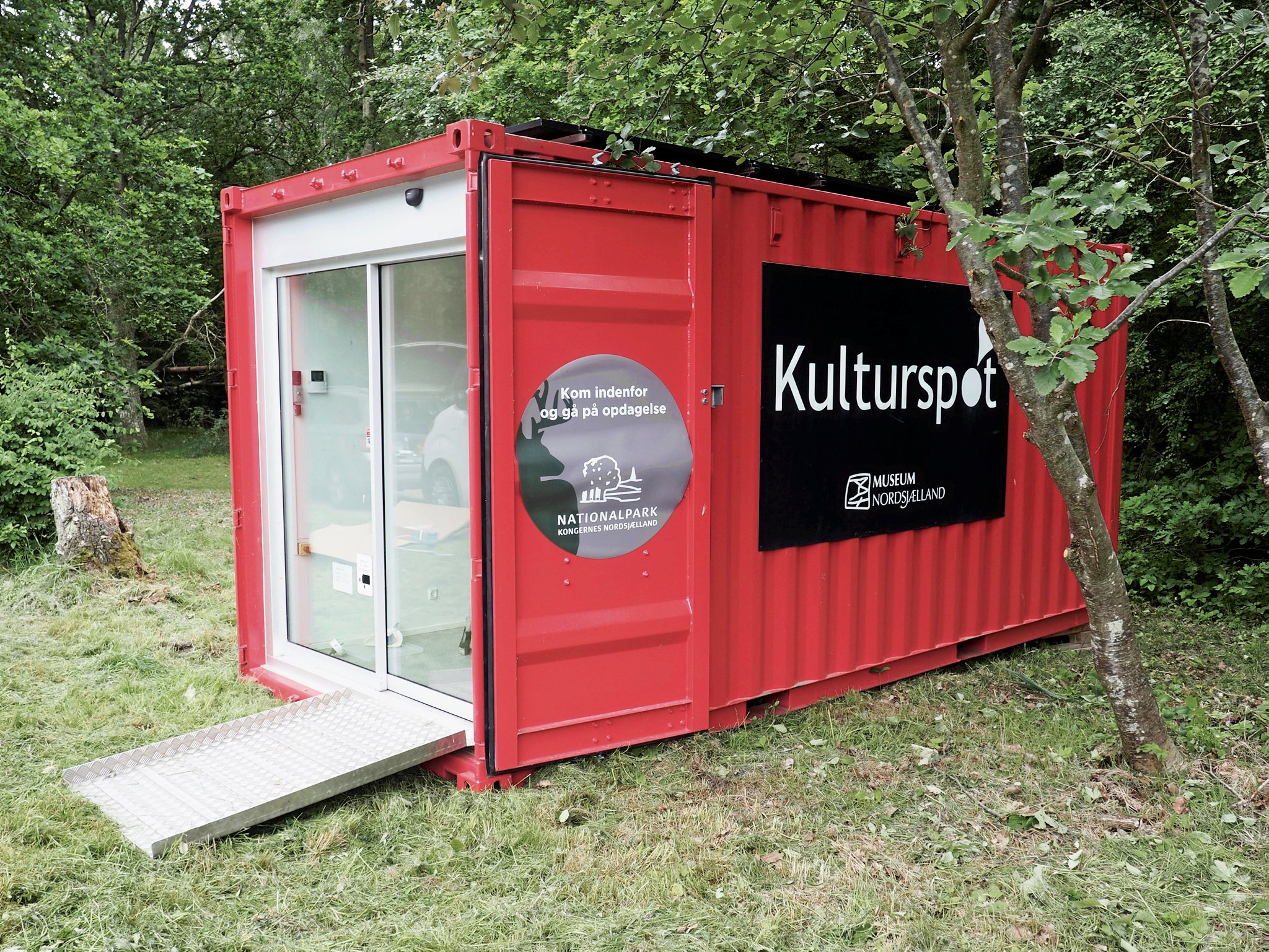 En rød container i den grønne skov rummer ny udstilling – Sjællandske ...