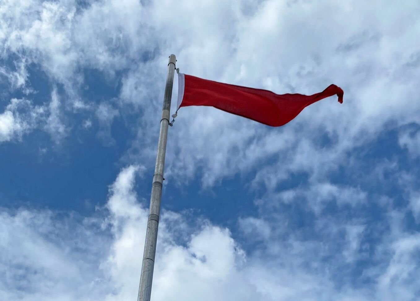 Rødt flag – badning frarådes ved populær strand – Sjællandske Nyheder