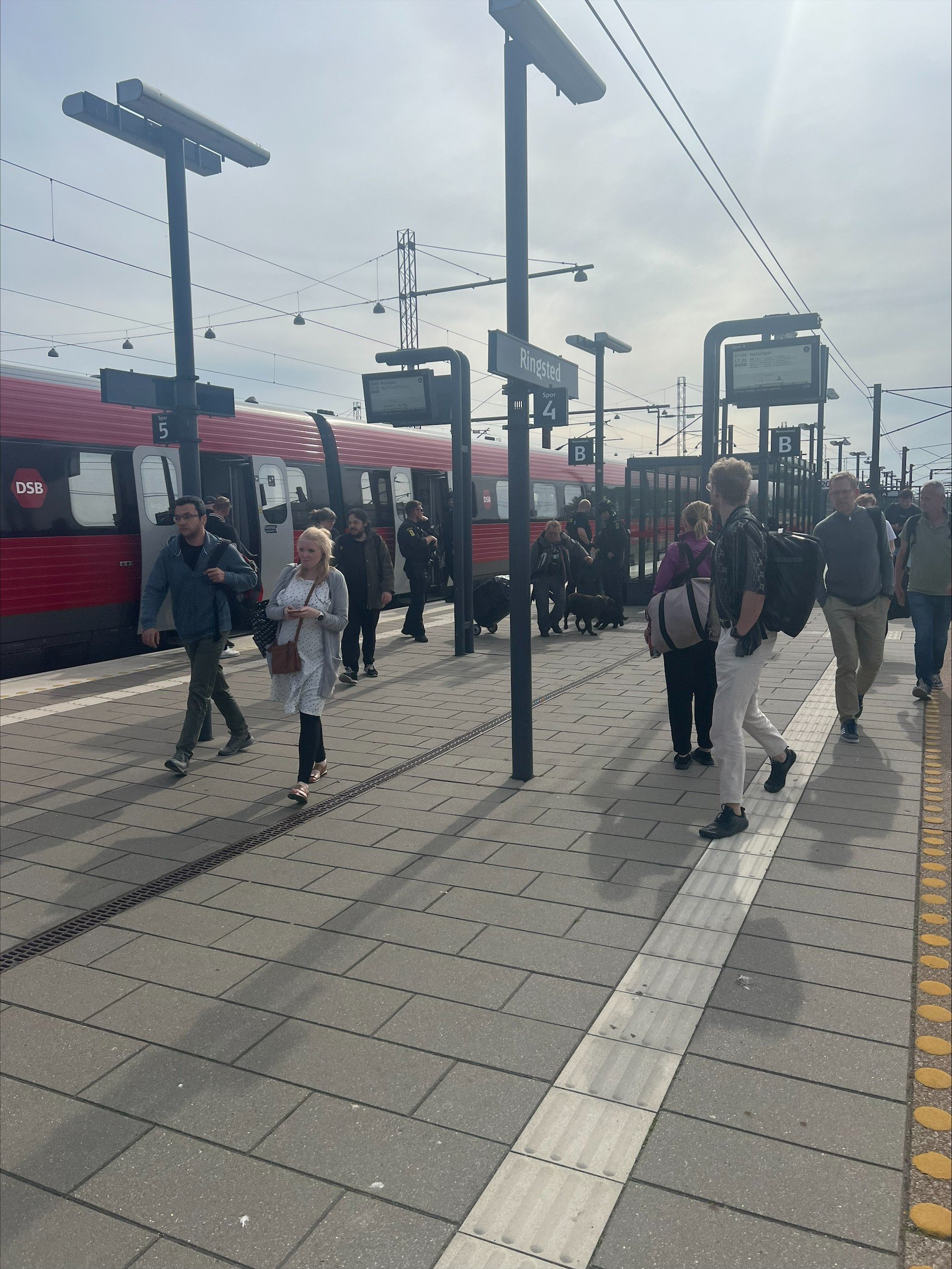 Politi massivt tilstede med våben på Ringsted Station – har anholdt en ...