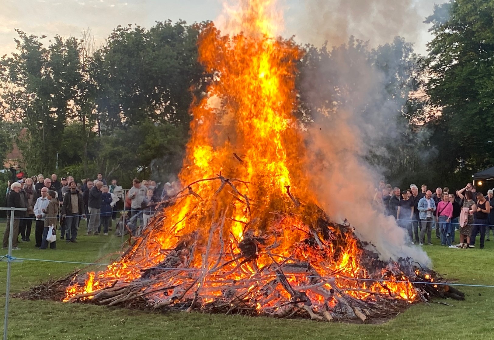 Byggeaffald futtet af som sankthansbål – Sjællandske Nyheder