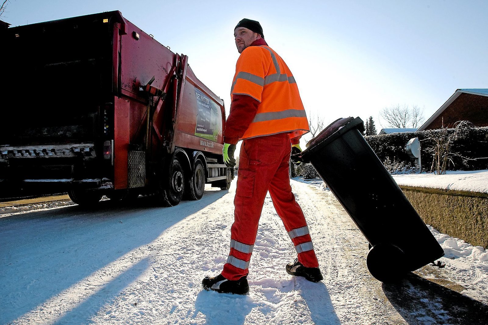 Folk raser over affaldskaos – skraldefolkene bliver truet og spyttet på ...