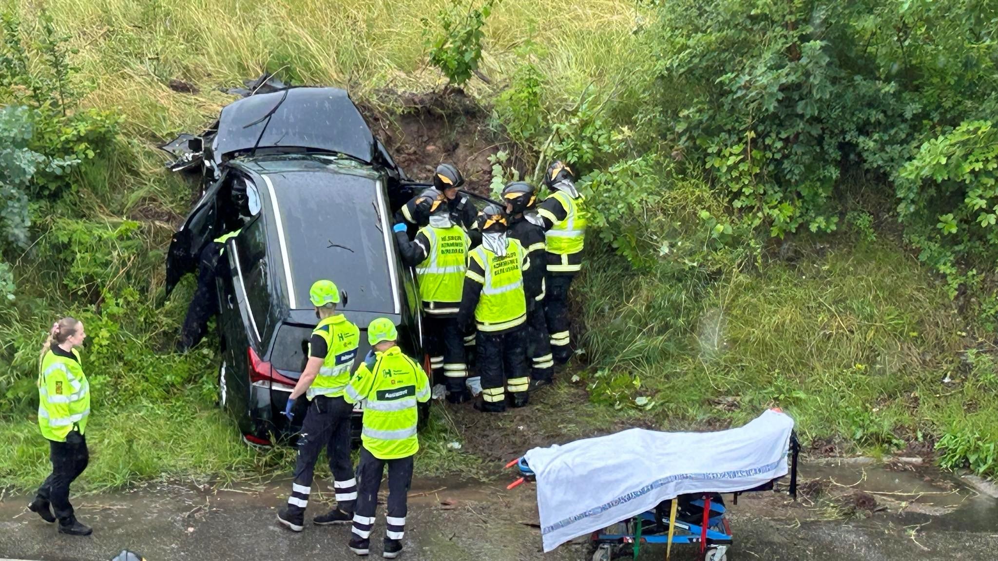 Alvorlig ulykke – vej er spærret og to er kommet til skade ...