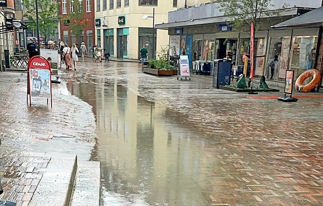 Dobbelt skybrud gav flod af regnvand i gågaden – men det er helt efter ...