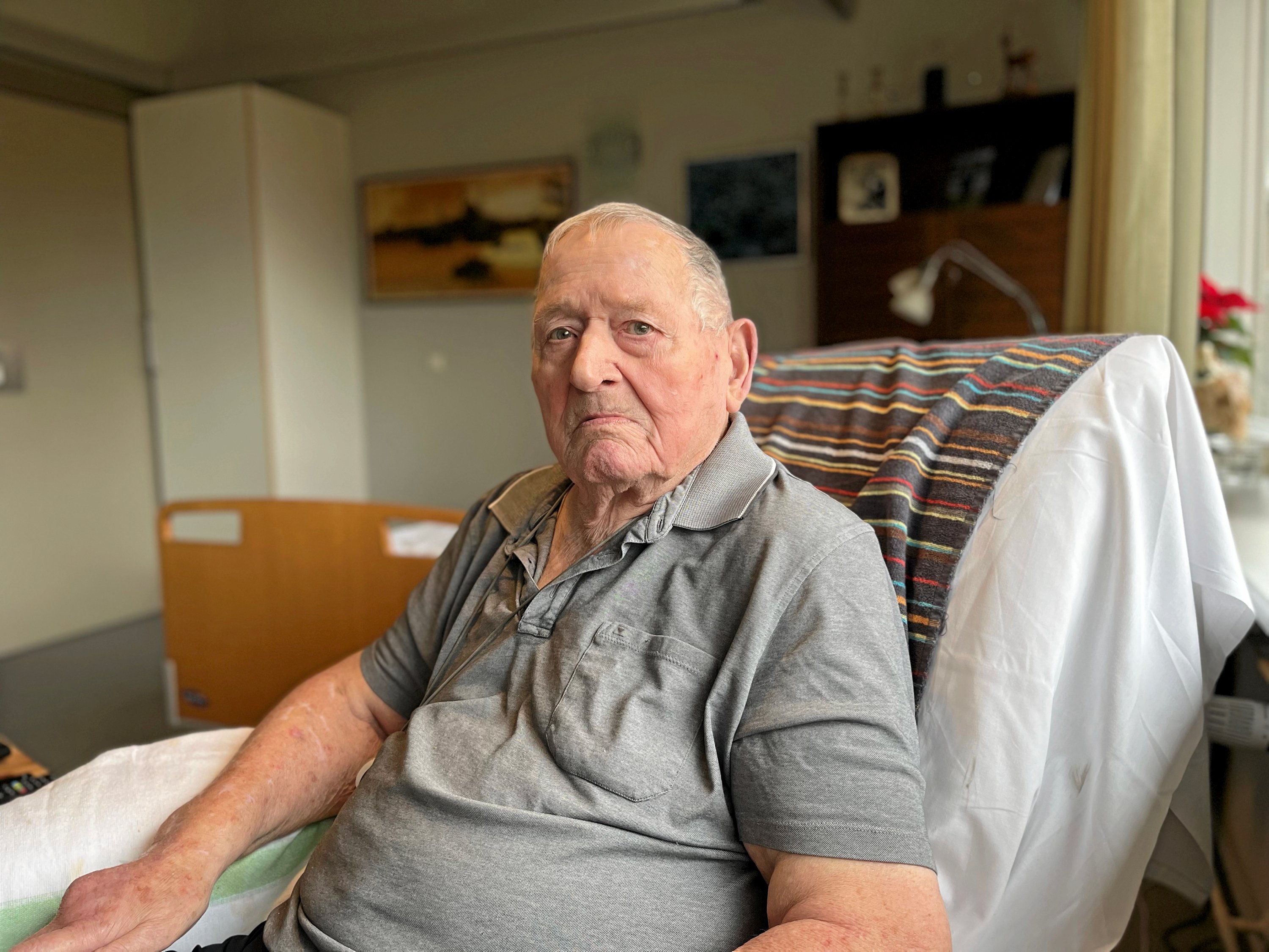 90-årige Olfert bor på plejehjem uden at kunne kalde på hjælp – har en ...