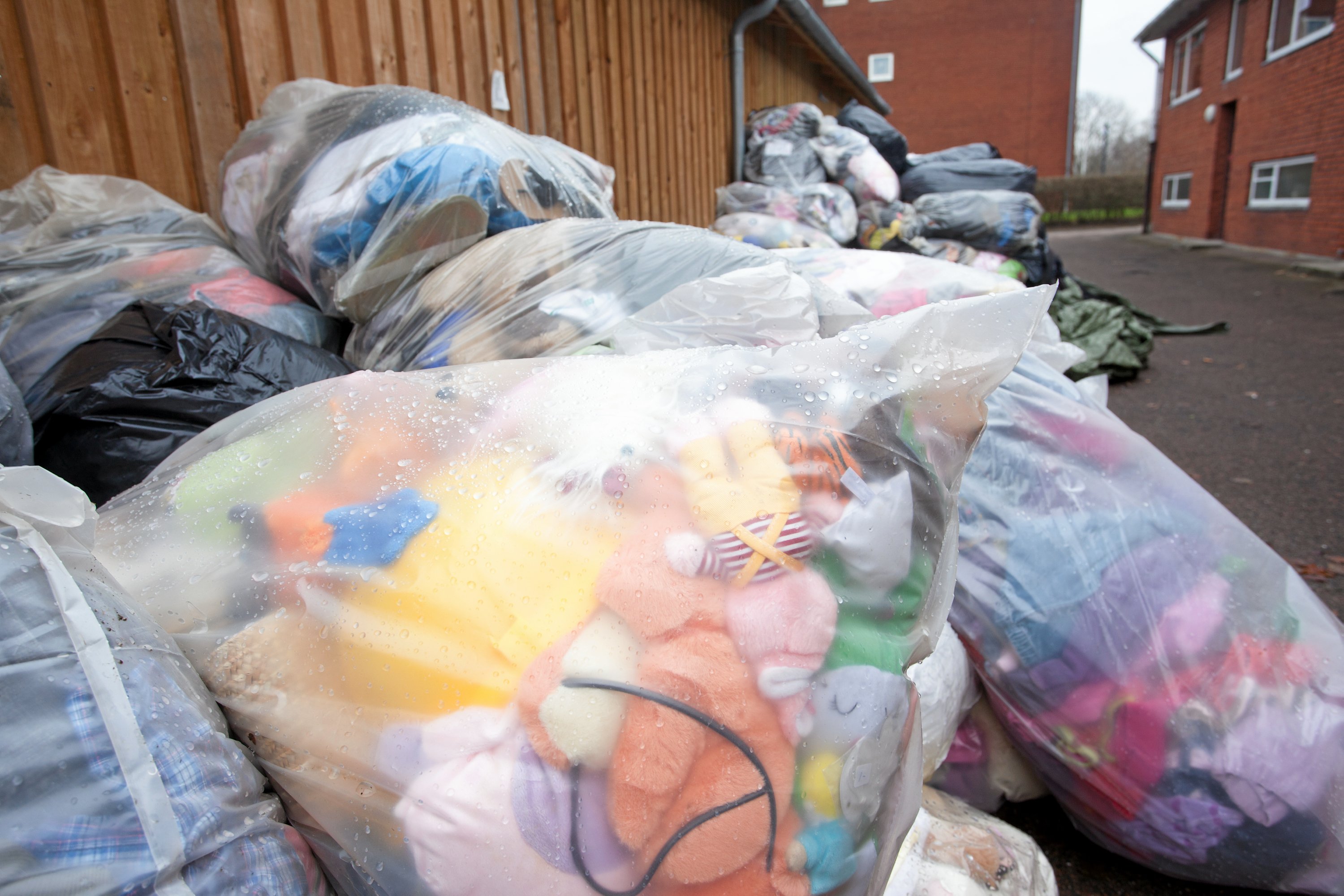 Genbrugsbutik får for meget tøj, som ryger direkte i skraldespanden ...
