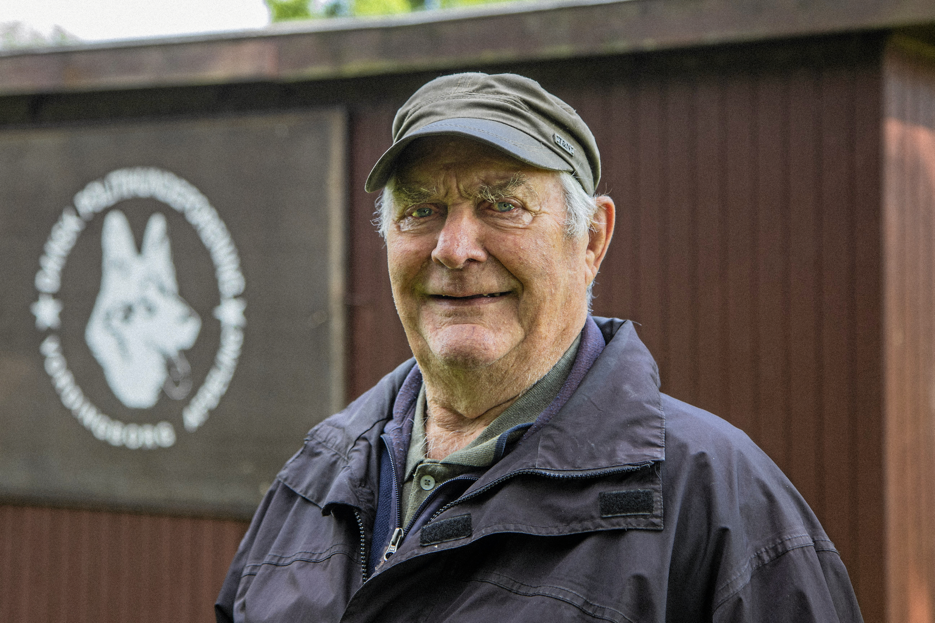 90-årig fødselar træner stadig med politihundene på livet løs ...