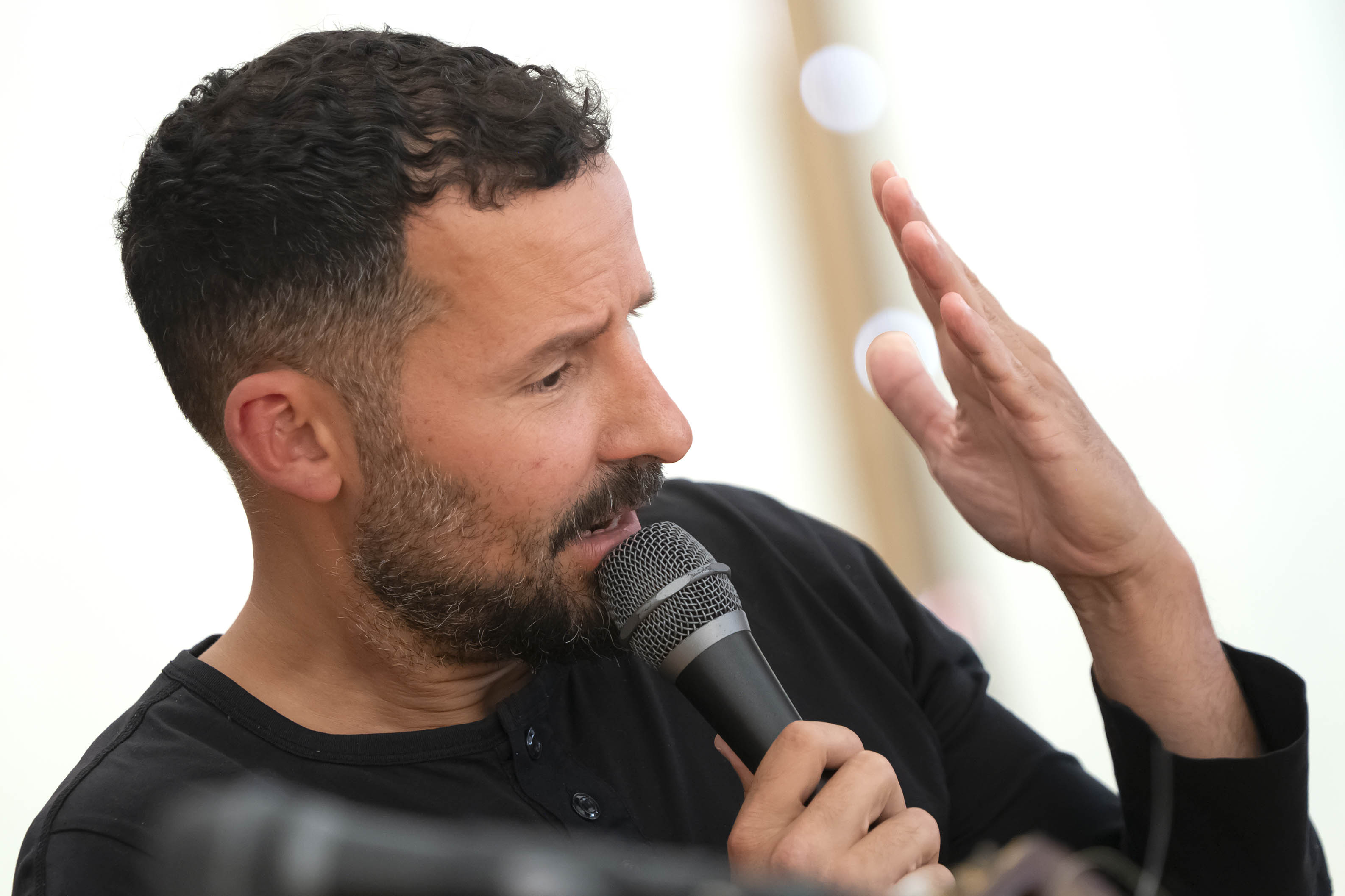 Efter ophidset debat indtog Isam B scenen med politiske budskaber – Sjællandske Nyheder