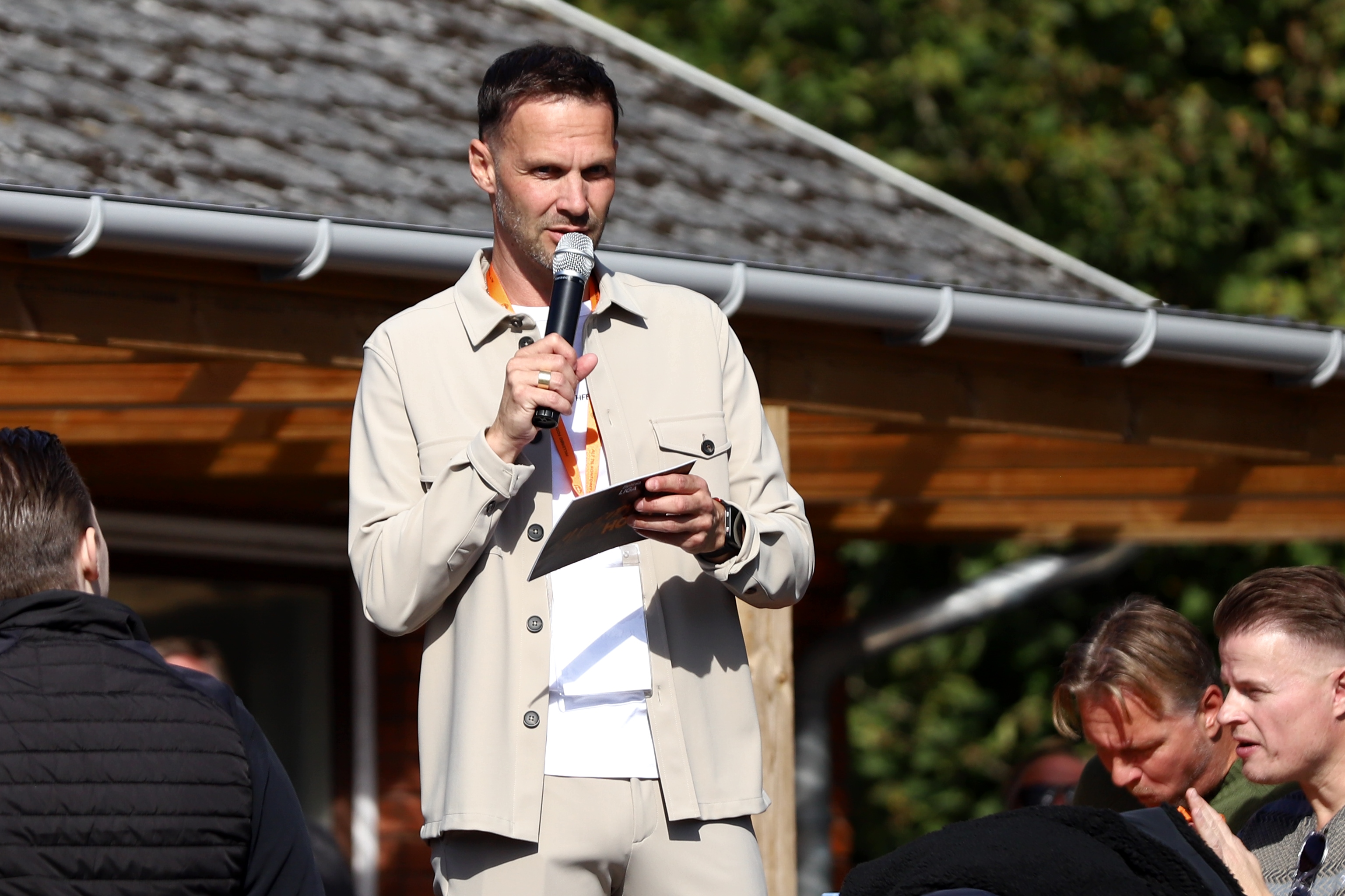 Nu skal direktøren videre til udlandet – men husker tydeligt sin debut ...