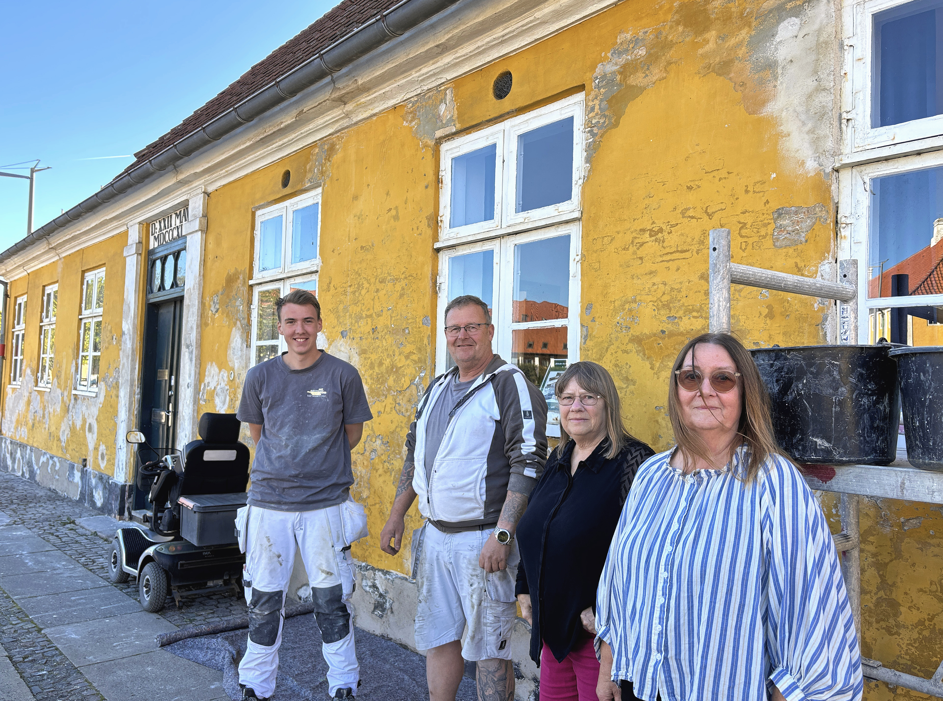 Lokal murermester i gang med at forskønne lokalarkivs facade ...