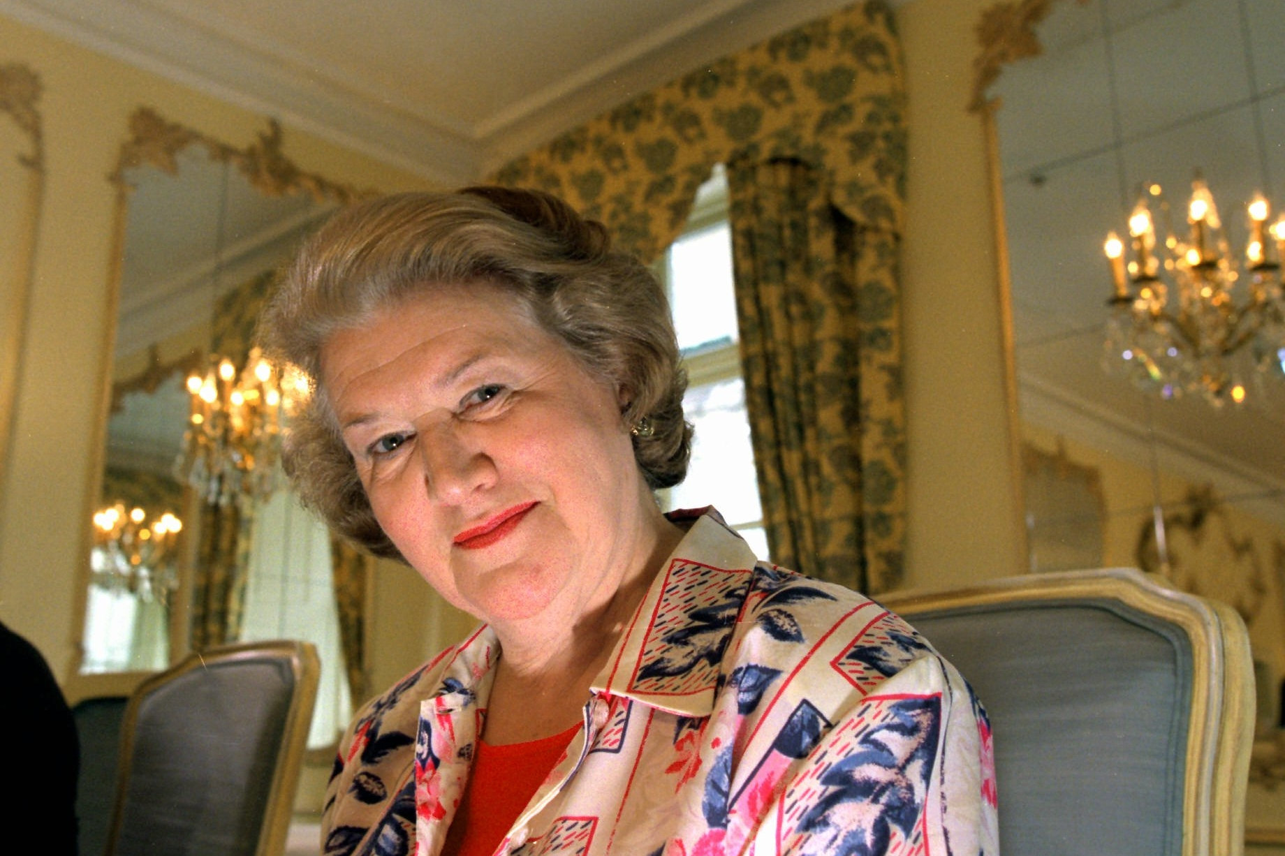 Skuespilleren bag fru Hyacinth er død – 96 år – Sjællandske Nyheder