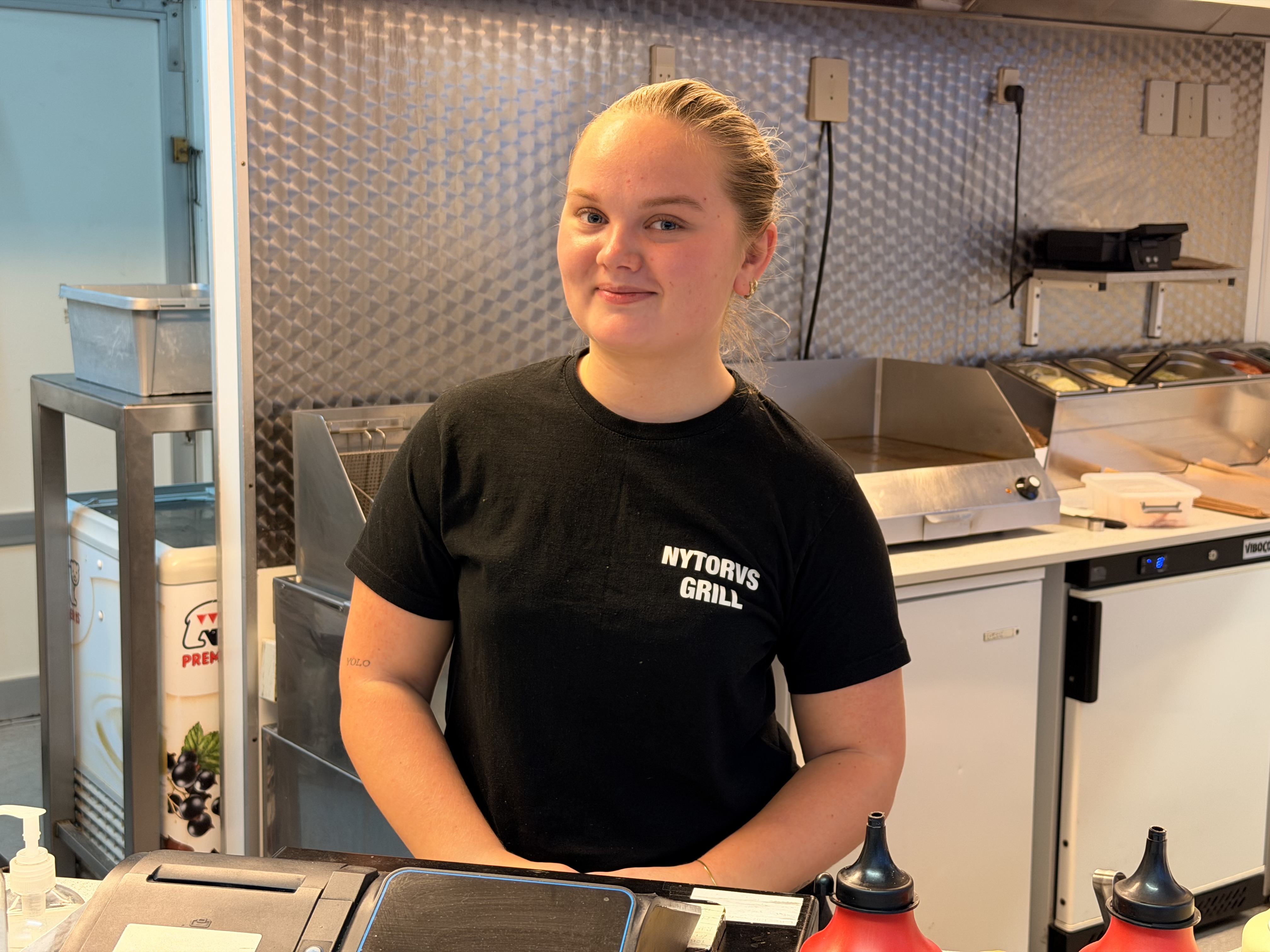 20-årige Laura elsker at bo på Stevns, men én ting er ‘drønærgerligt ...