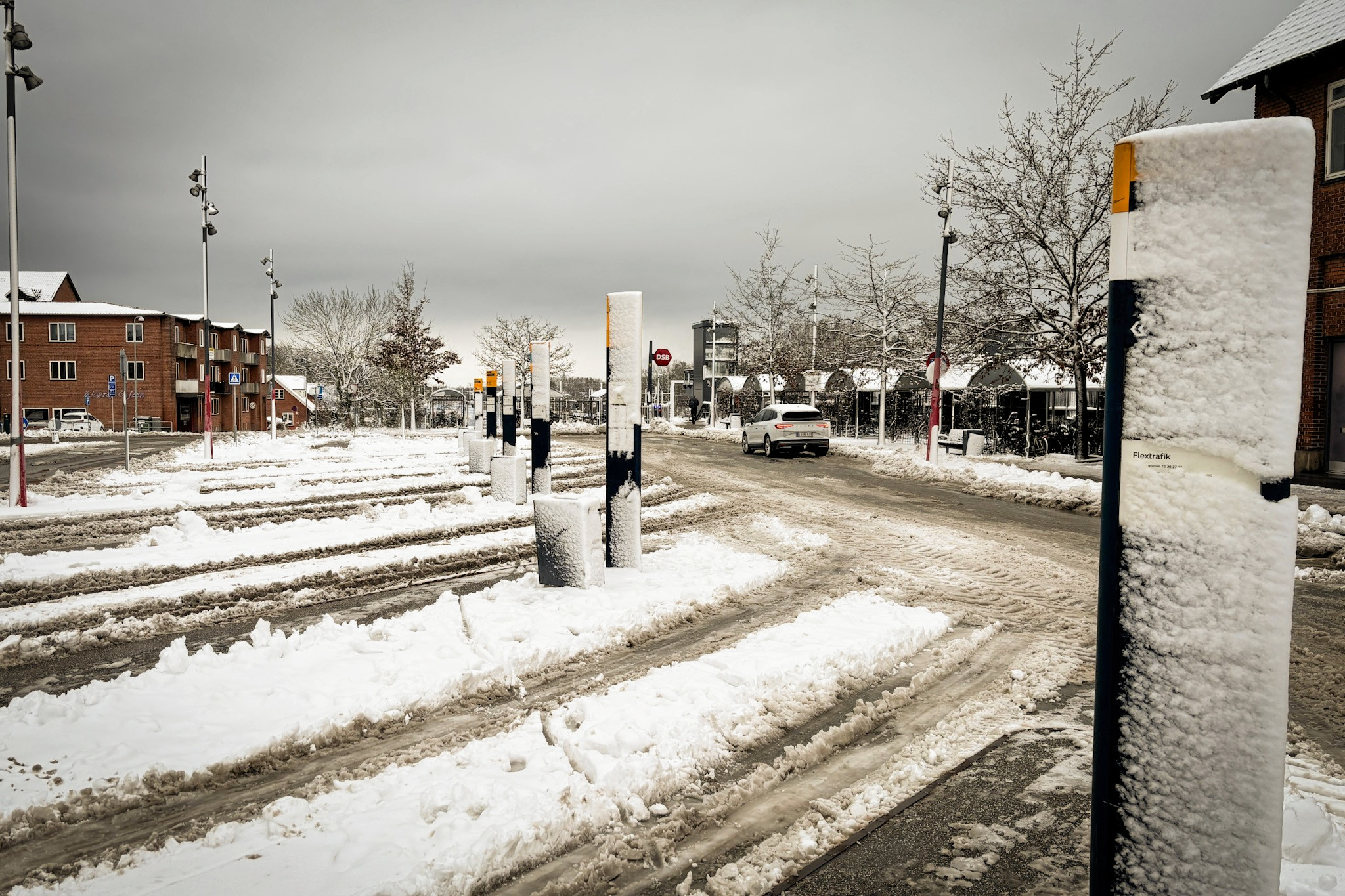 Bus baldret på station – selskab nægter at køre før sneen er ryddet ...