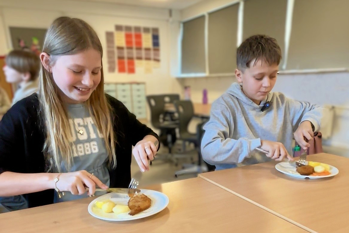 Elever har fået skolemad i tre uger: – Det er dejligt, at man ikke skal ...