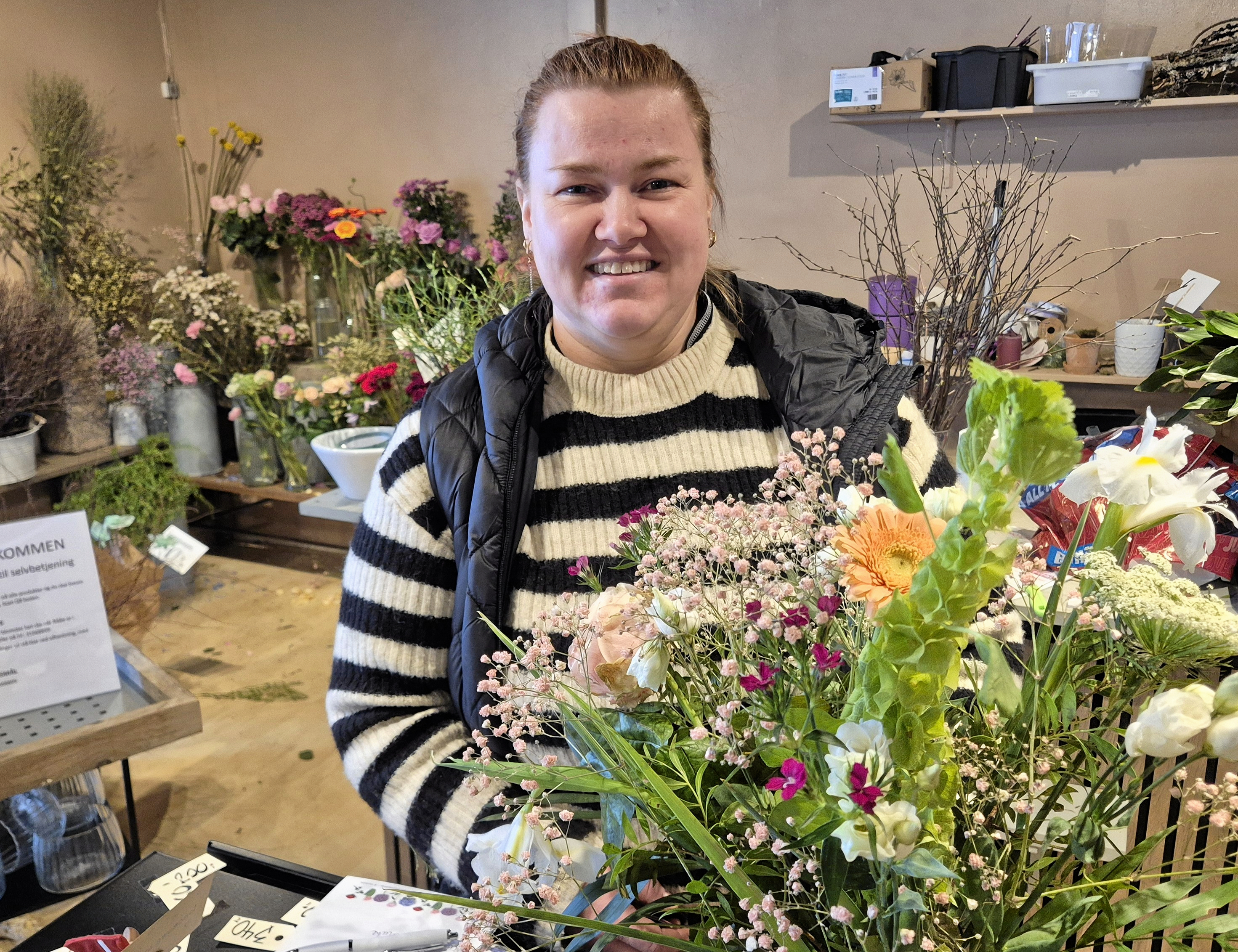 Ny forretning blomstrer i lille handelsby: – Her lærer man sine kunder ...