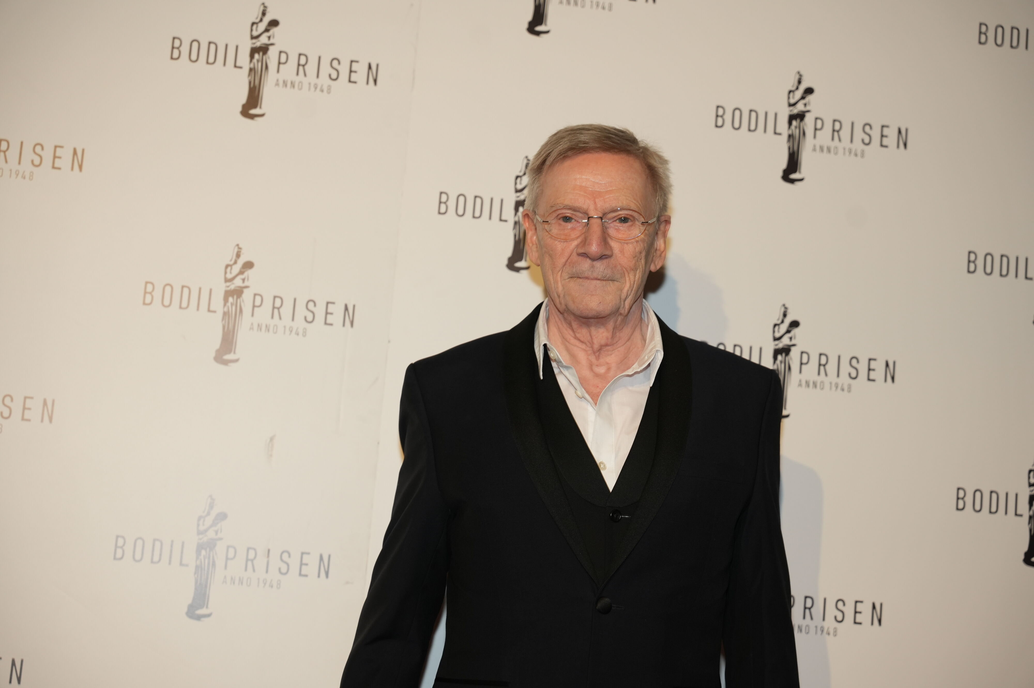 Filmkritikere hædrer eneren Jesper Christensen ved prisuddeling ...