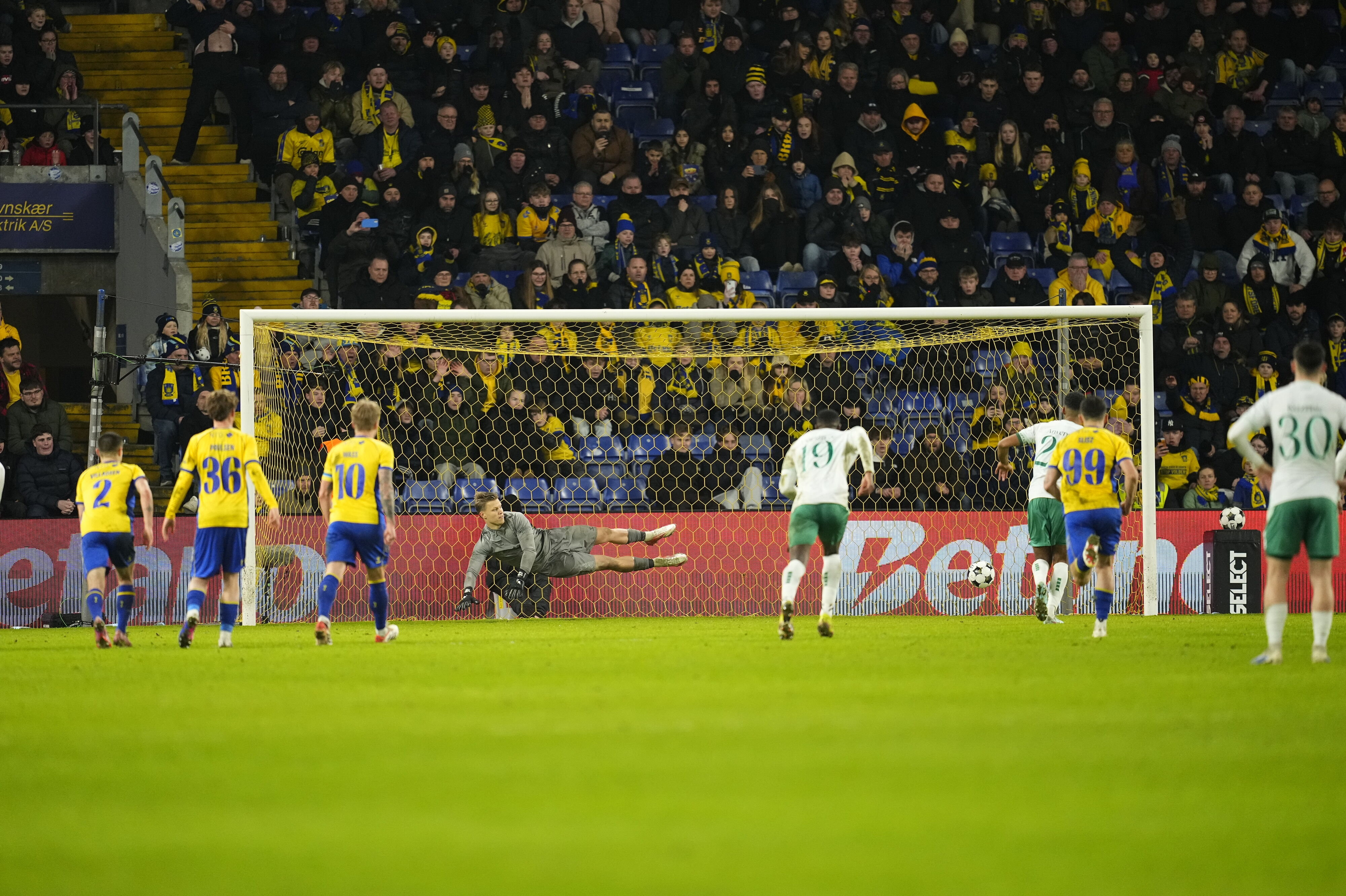 Viborg scorer fra pletten og holder buret rent mod Brøndby ...