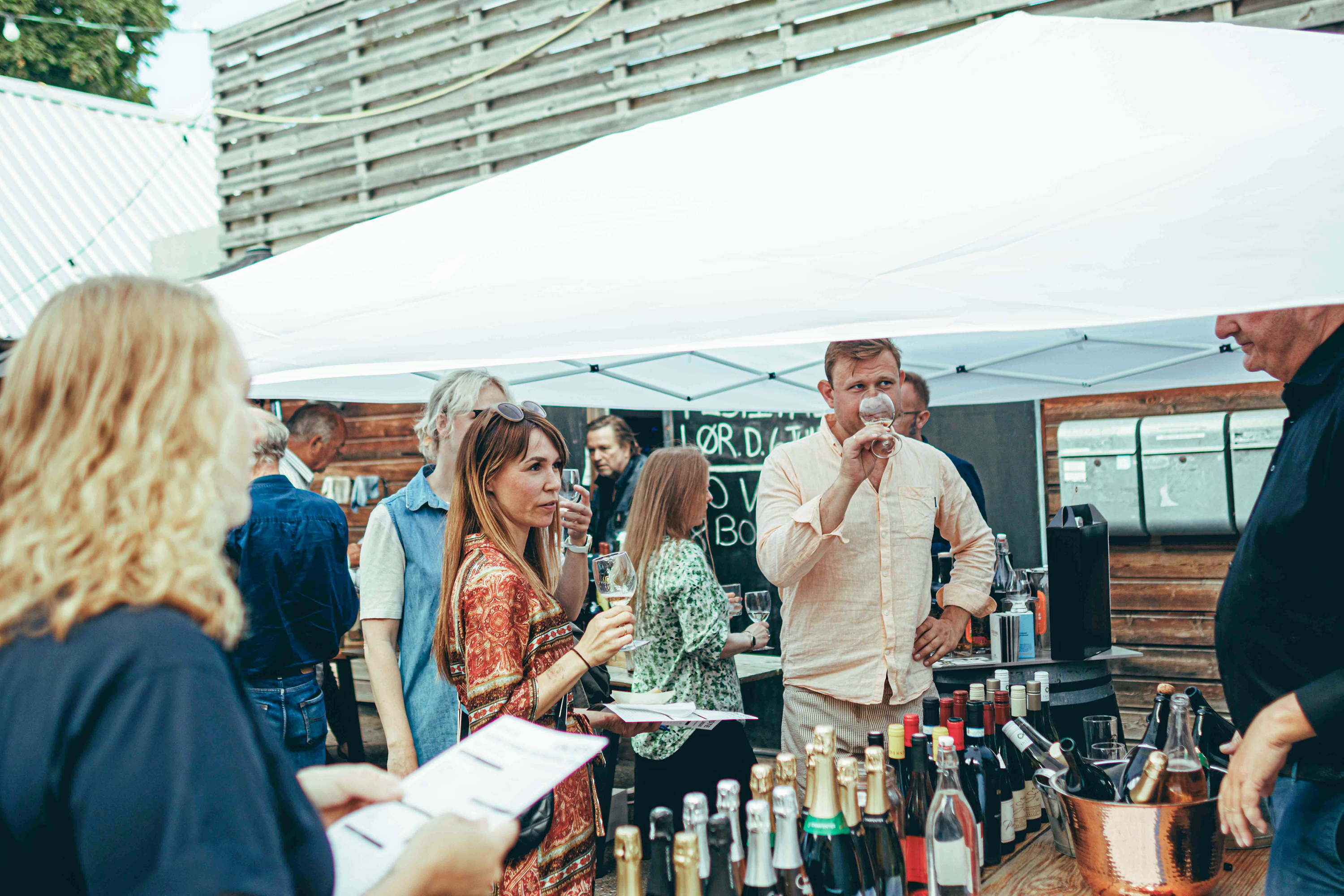 Vinfestival fik folk ud mellem regnbygerne – Sjællandske Nyheder