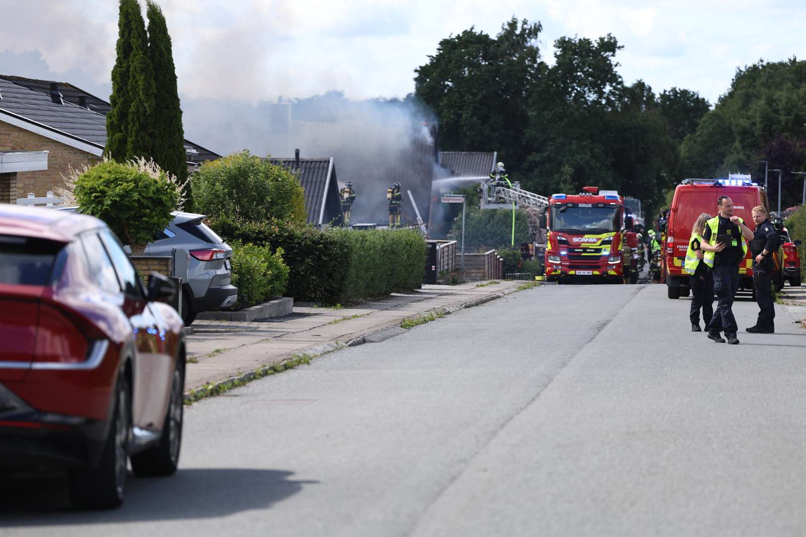 Advarer: Kraftig røg fra to huse i brand – luk døre og vinduer ...